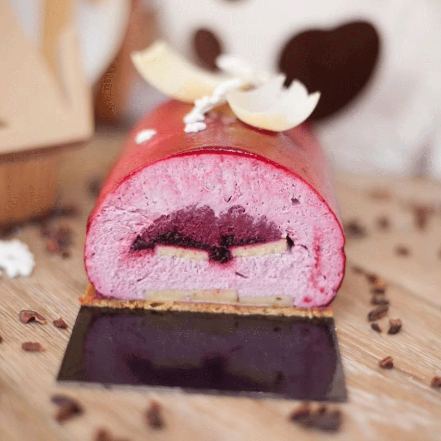 Photo de coupe de l'entremet fruit rouge ou l'on voit l'interieur